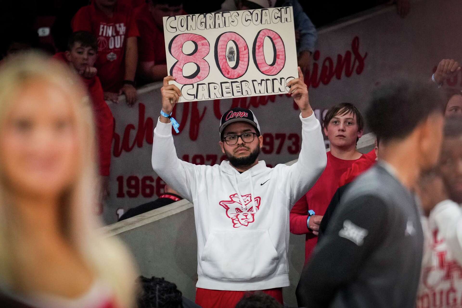 UH basketball coach Kelvin Sampson gets 800th career win