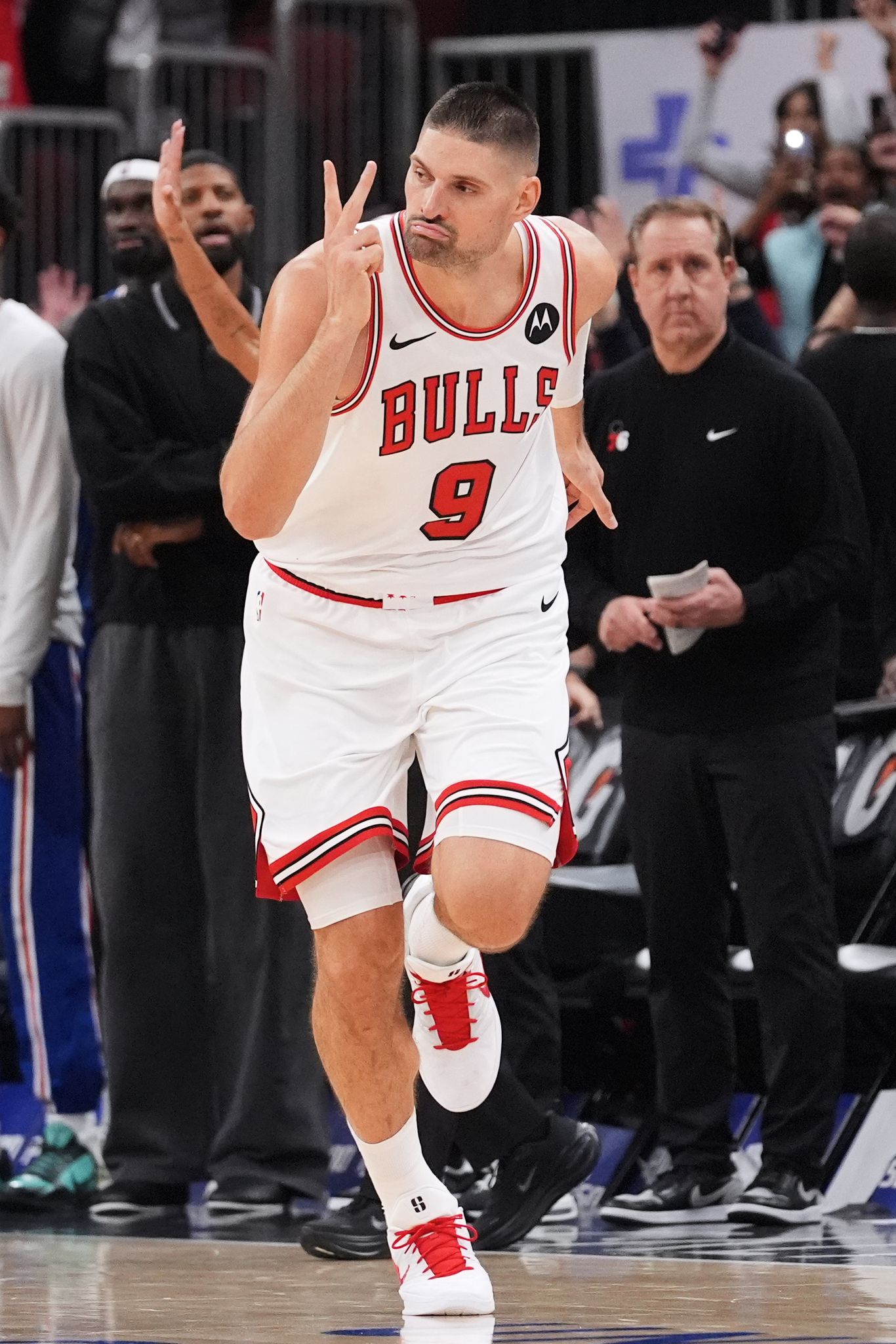 Bulls rally to beat 76ers 113-111