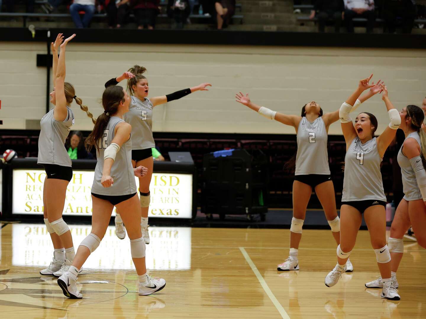 La Vernia outlasts Davenport in five to advance in volleyball playoffs