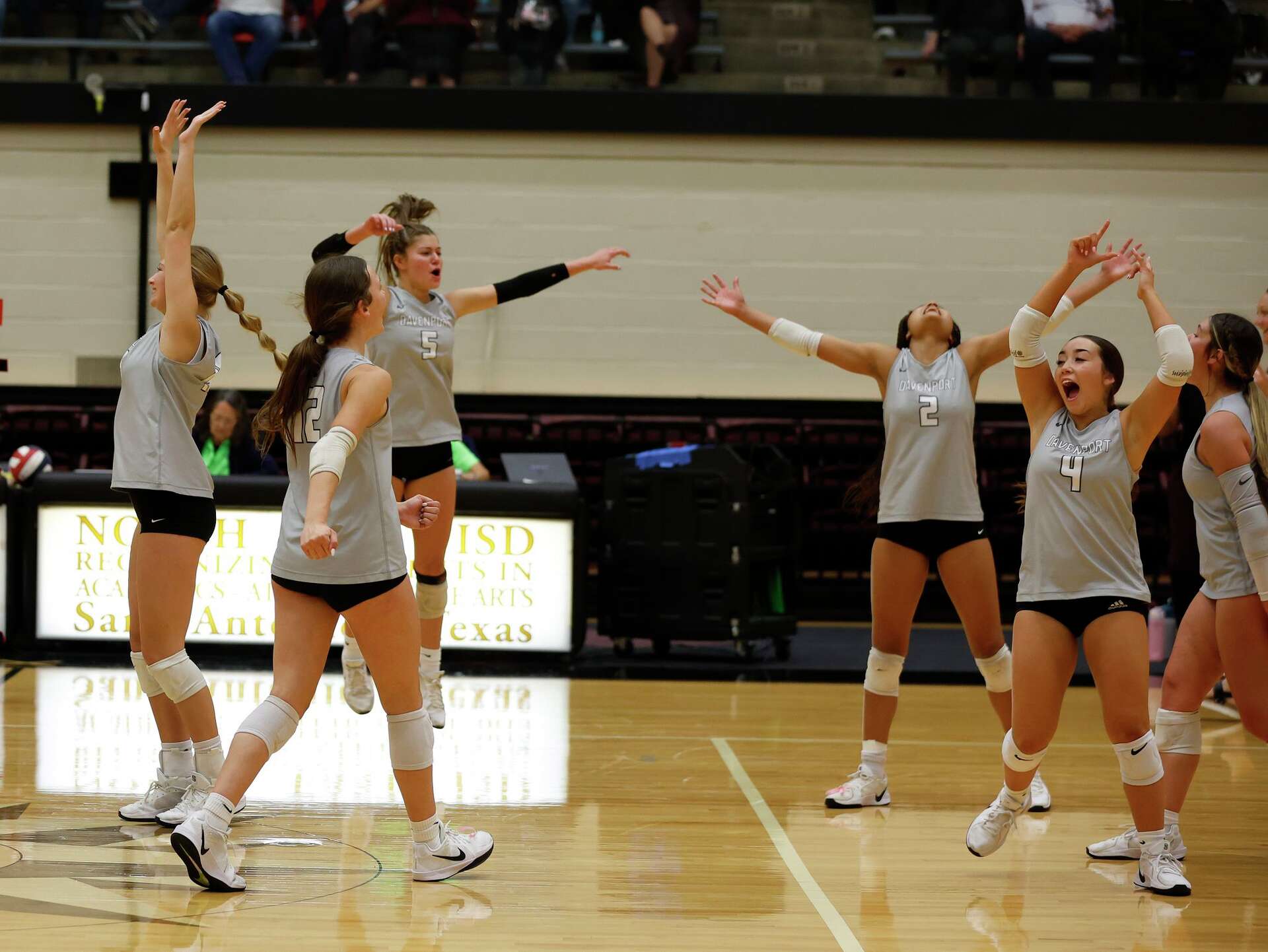 La Vernia outlasts Davenport in five to advance in volleyball playoffs