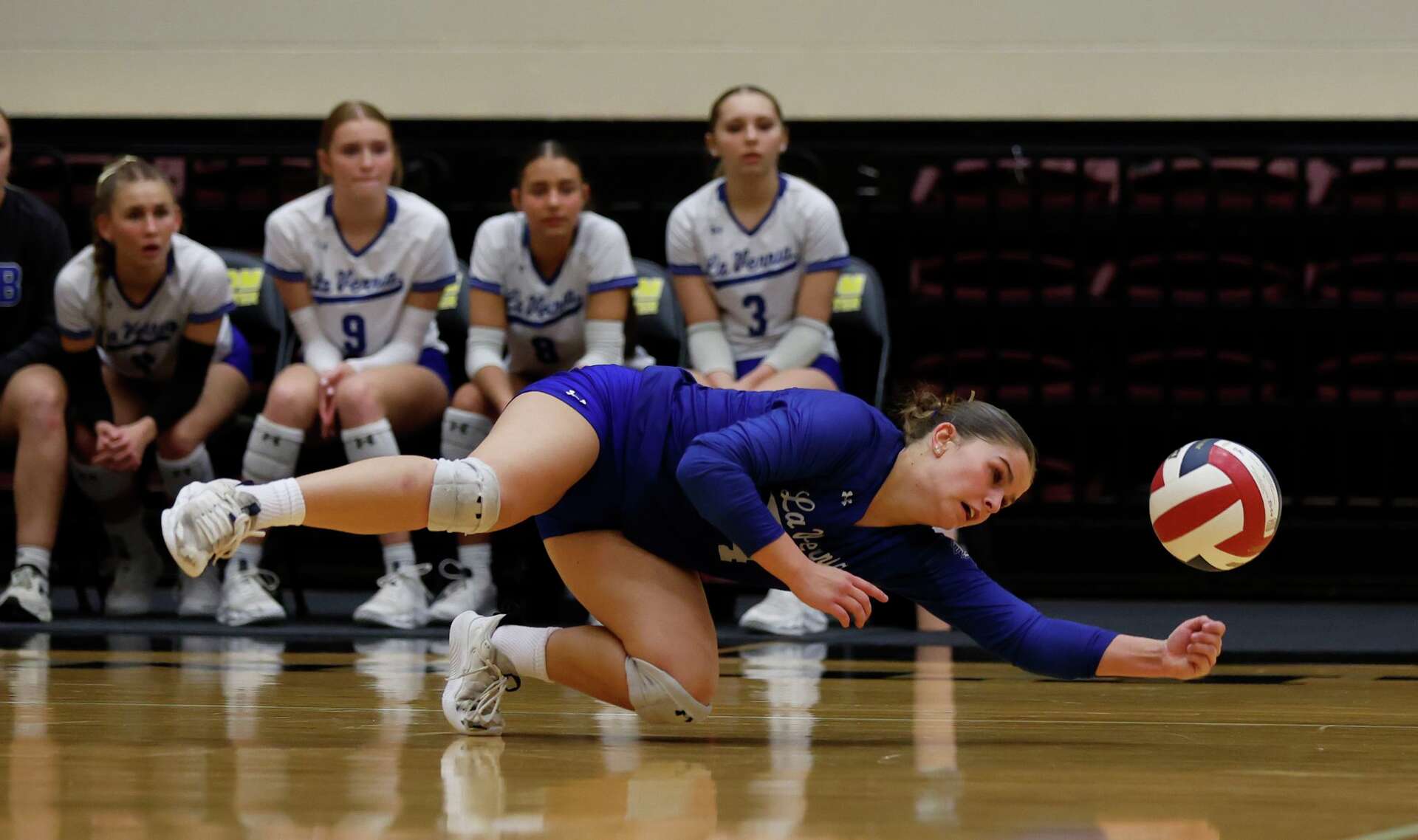 La Vernia outlasts Davenport in five to advance in volleyball playoffs