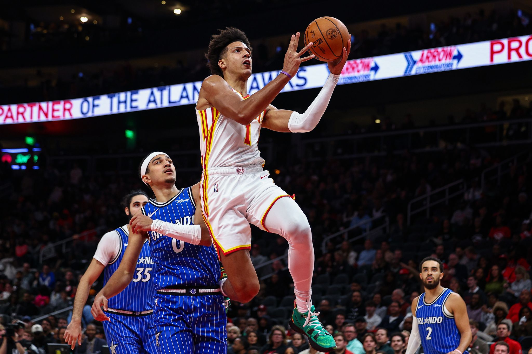 Gracias a Risacher y Alexander-Walker, Hawks vencen 127-112 al Magic