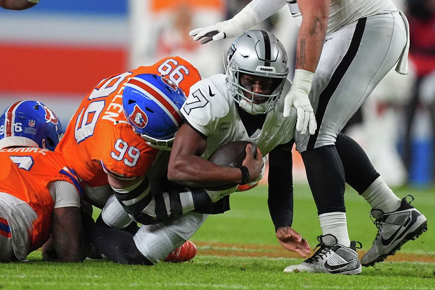 Geno Smith battered by relentless Denver defense in Raiders' 10-7 loss