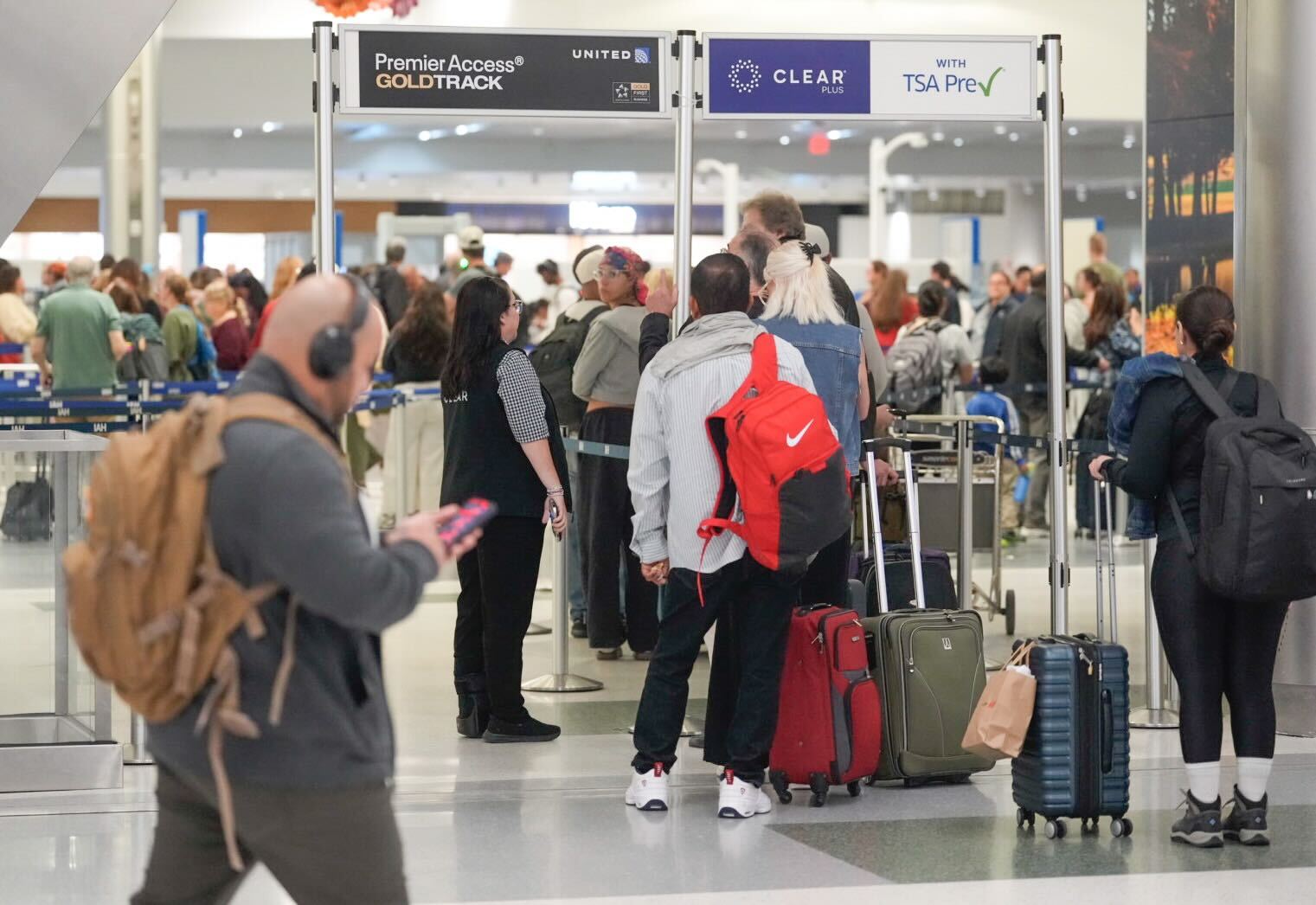 IAH TSA wait times expected to exceed 1 hour Friday