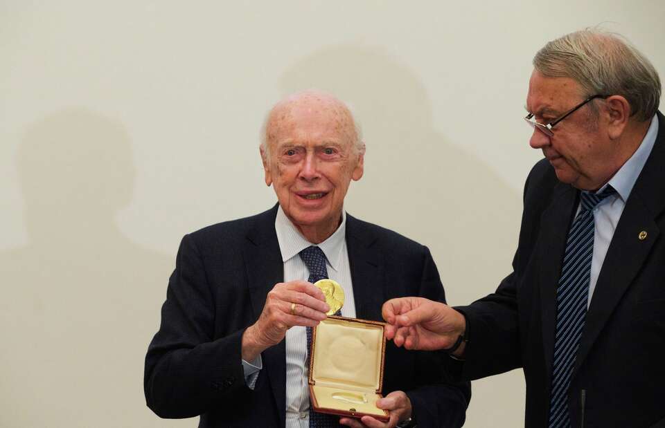 James Watson, co-discoverer of the double-helix shape of DNA, has died ...