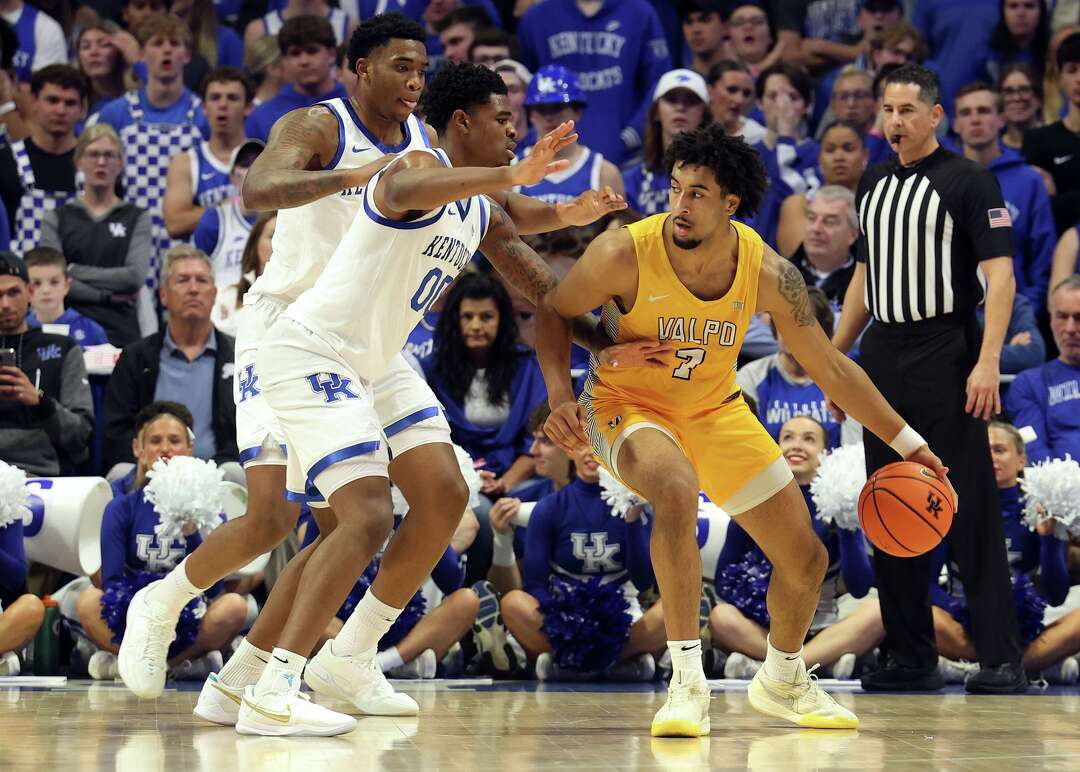 Moreno's double-double powers No. 9 Kentucky to 107-59 rout of Valparaiso