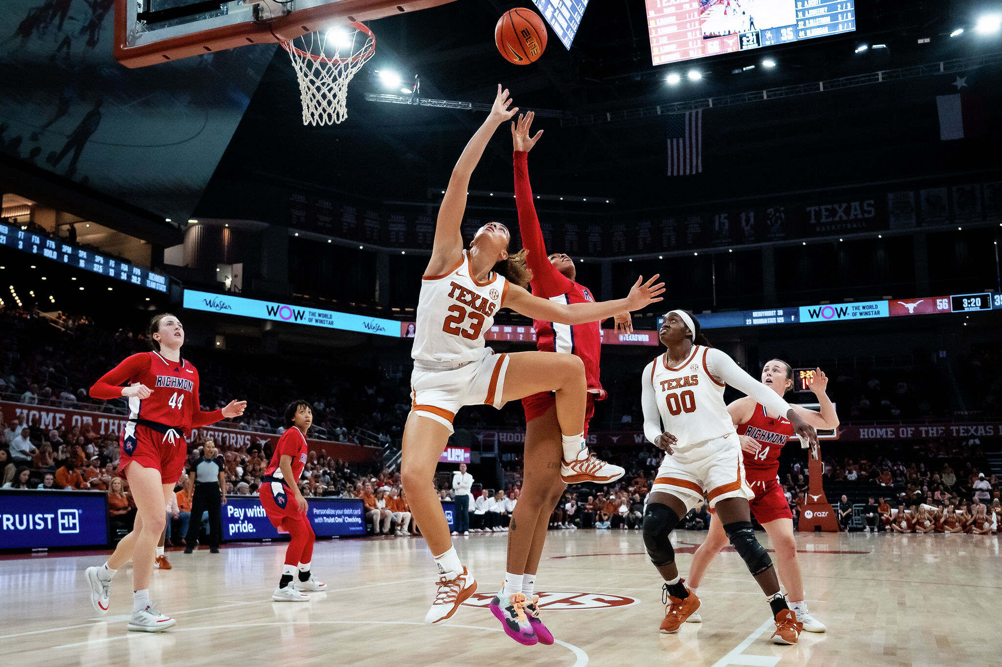 Texas Longhorns vs. Richmond Spiders, see the best photos