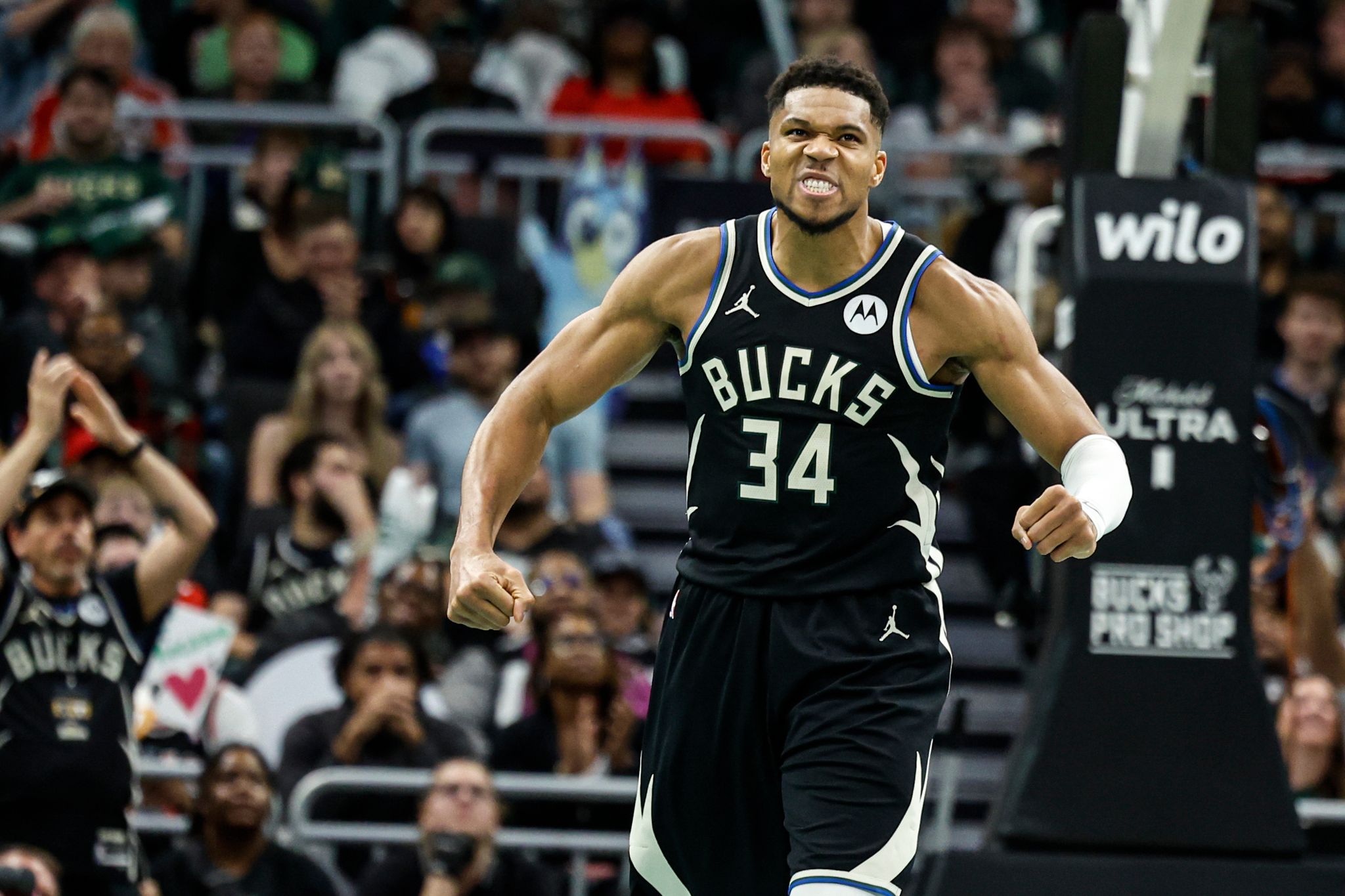 Antetokounmpo anota 41 puntos y Bucks, campeones de la Copa NBA, vencen ...