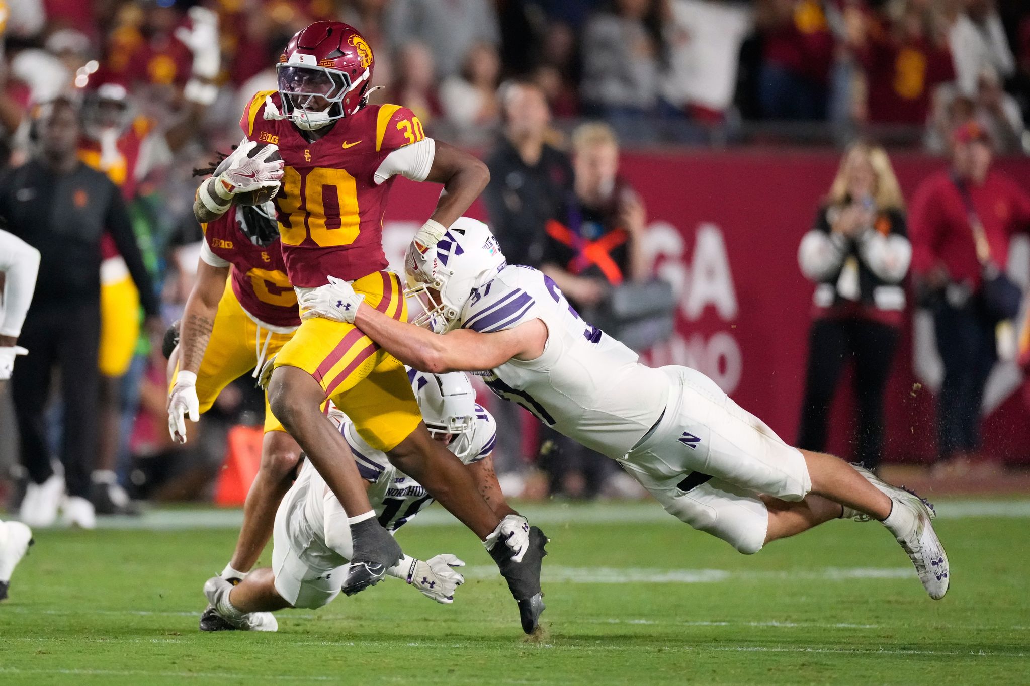 Lemon scores through air, on ground in No. 20 USC's 38-17 win over ...