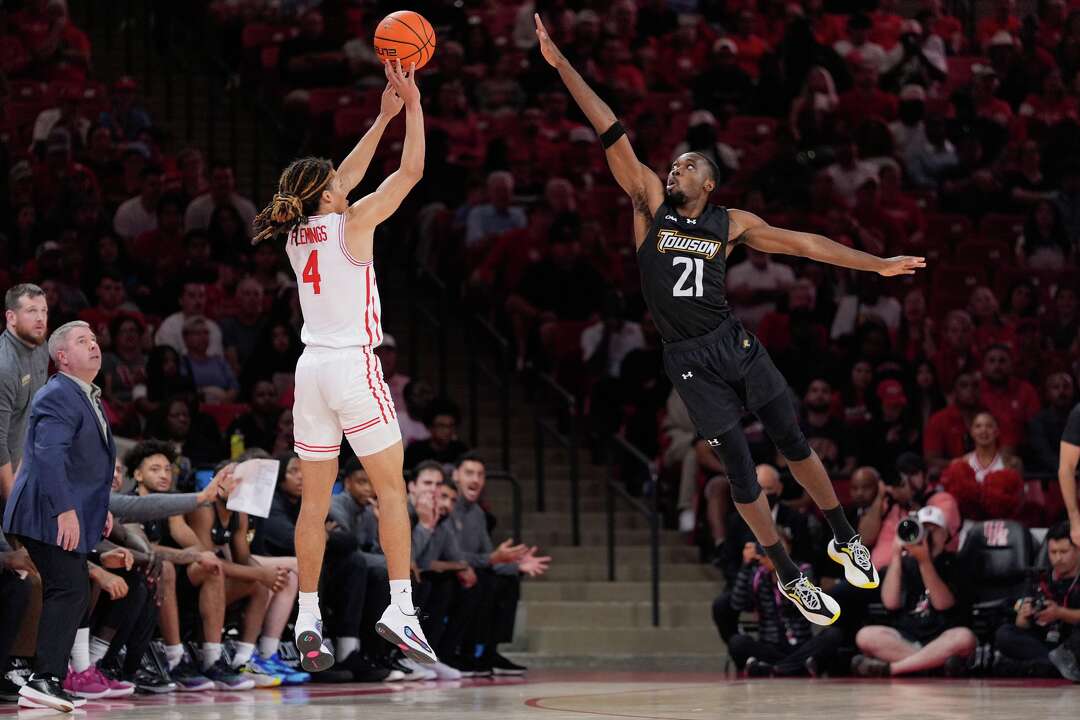 No. 2 Houston shuts down Towson down the stretch, improves to 2-0