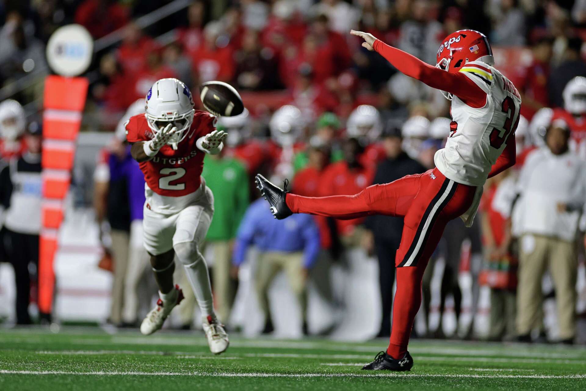 Antwan Raymond runs for 240 yards in Rutger's 35-20 win over Maryland