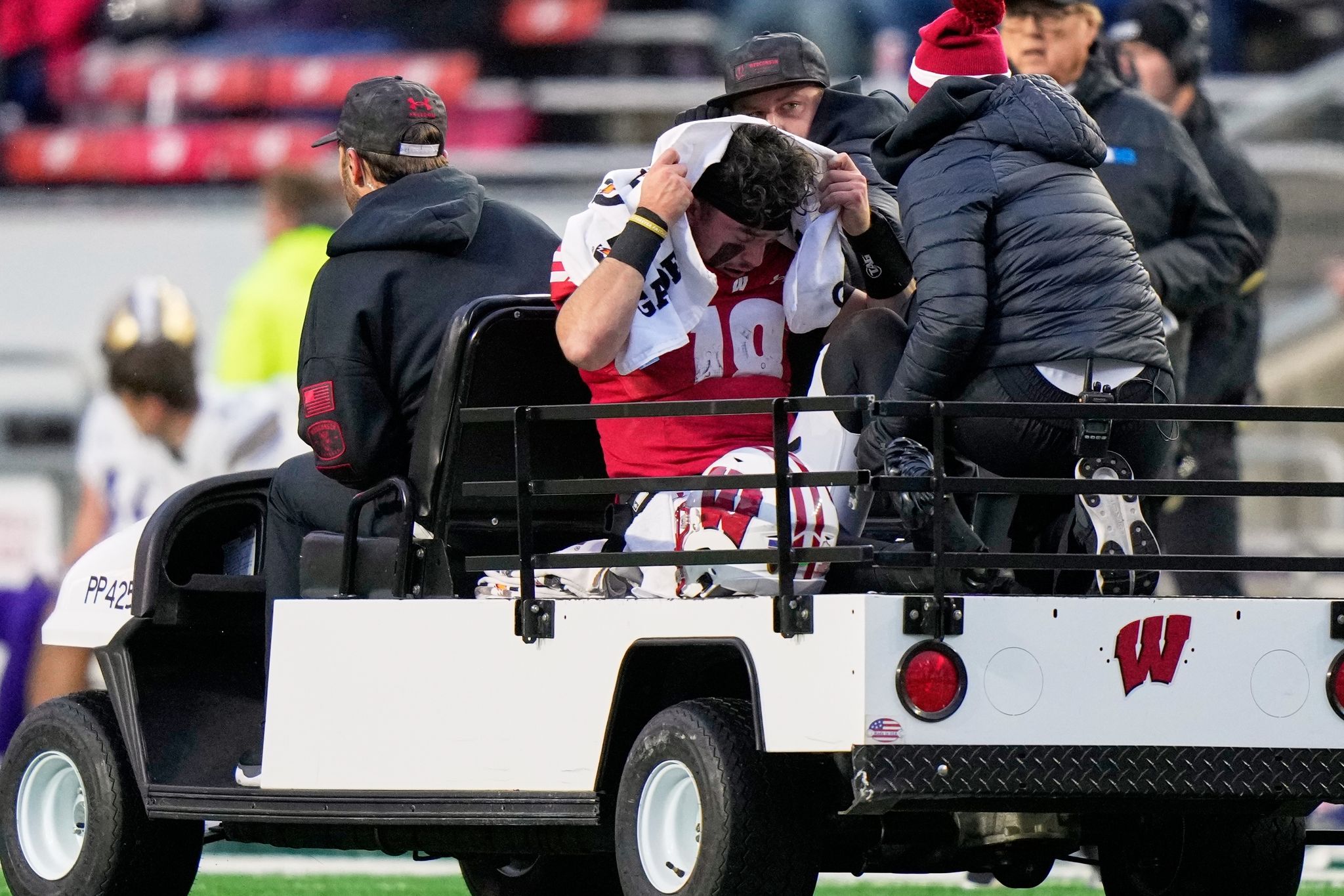 Wisconsin QB Danny O'Neil carted off field after getting injured in ...