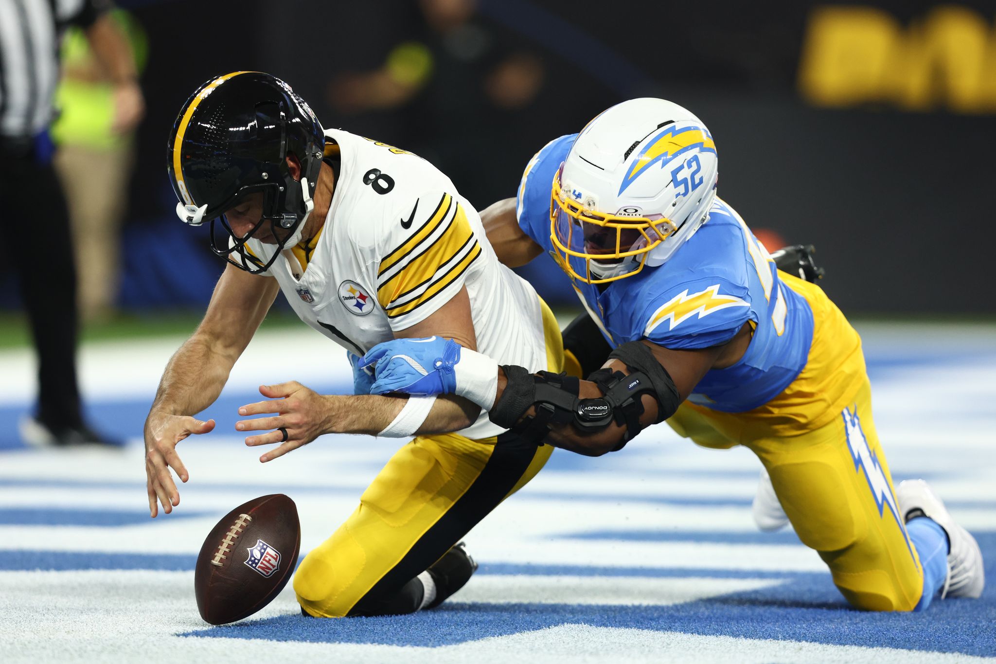 Aaron Rodgers' off night leaves Steelers clinging to AFC North lead as ...