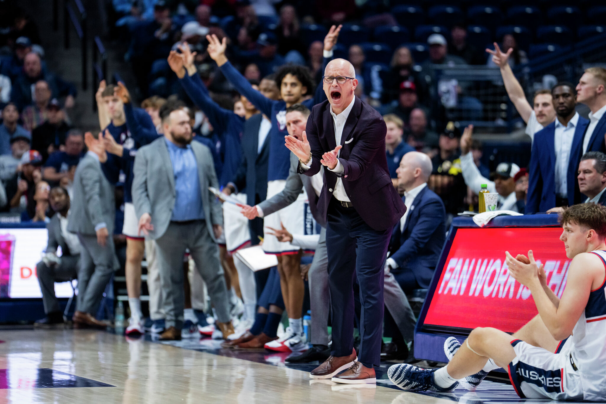 UConn's Dan Hurley pleads with officials at end of blowout win
