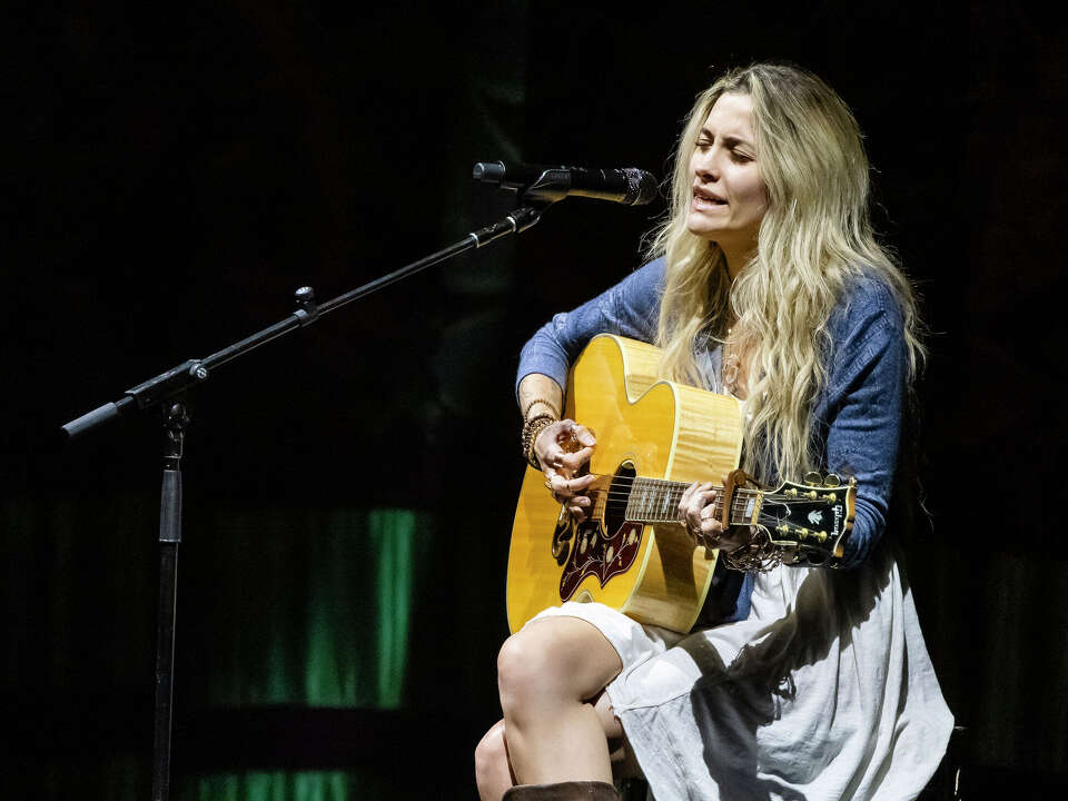 Paris Jackson stuns at Queens of the Stone Age concert in S.F.