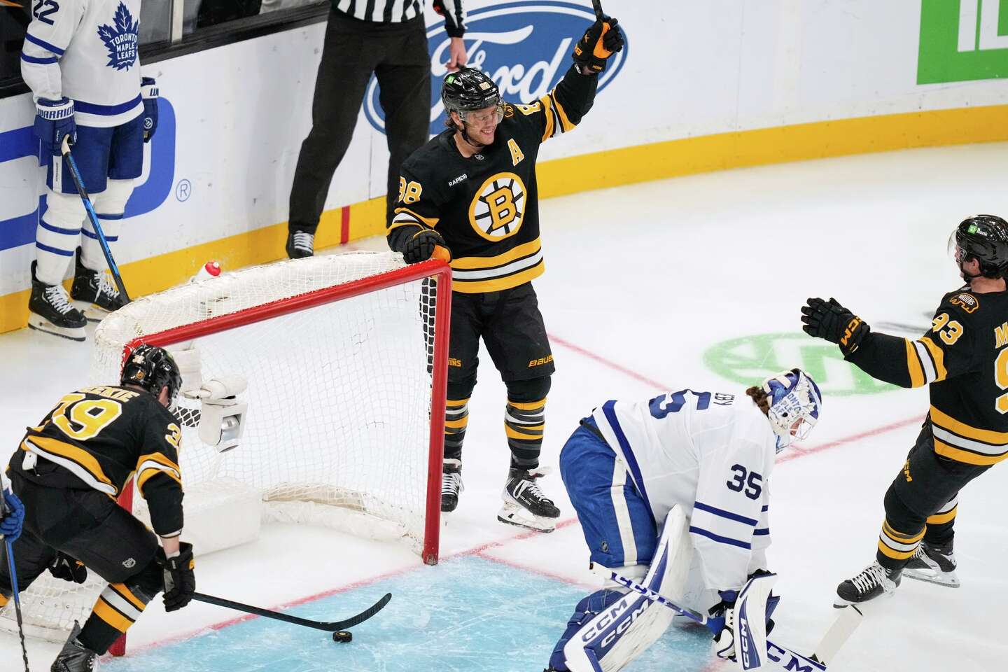 Pastrnak scores twice, hits 400-goal milestone as Bruins beat Maple Leafs