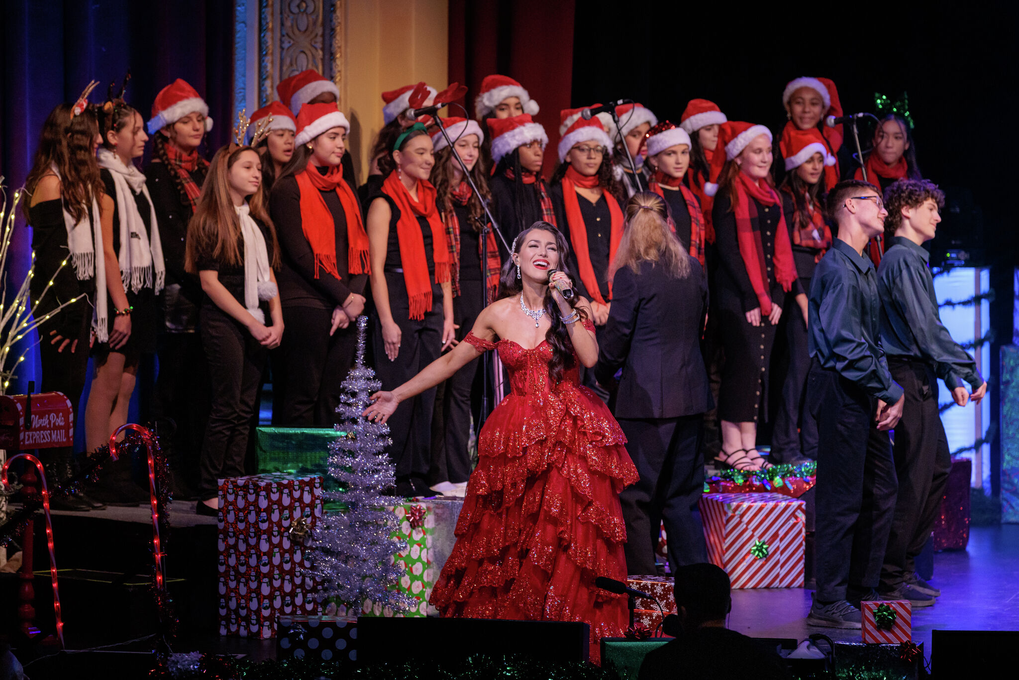 Jessica Lynn brings 'A Very Merry Classic Christmas' show to CT