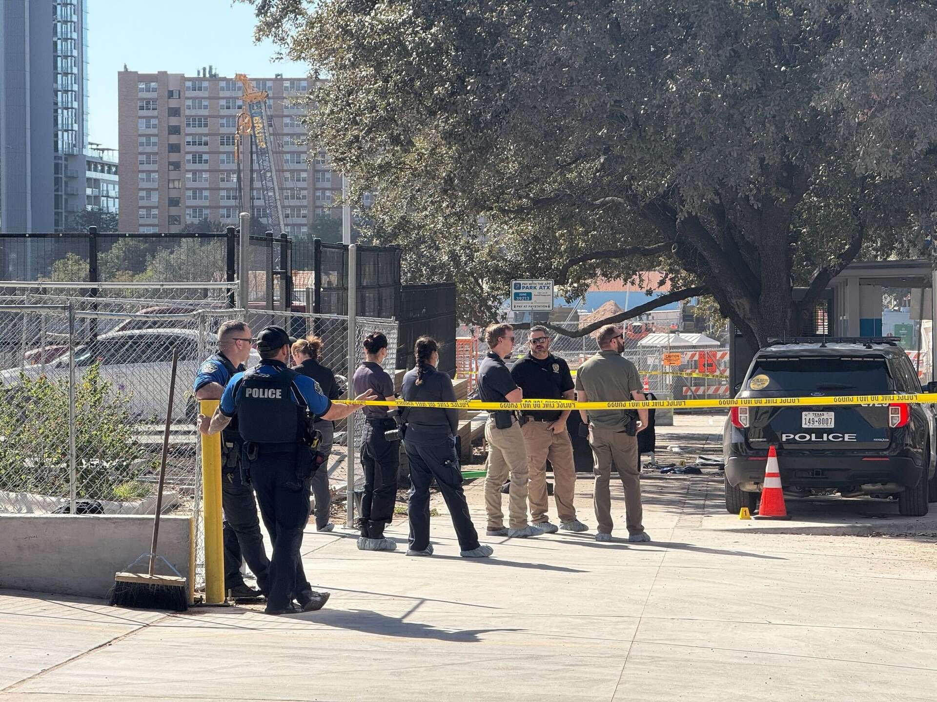 Austin police respond to reported homicide on East 5th Street