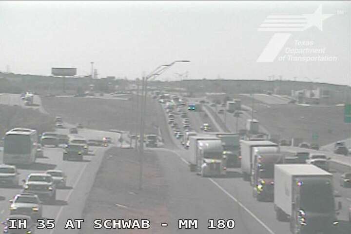 Major crash on I-35 closes lanes heading toward New Braunfels