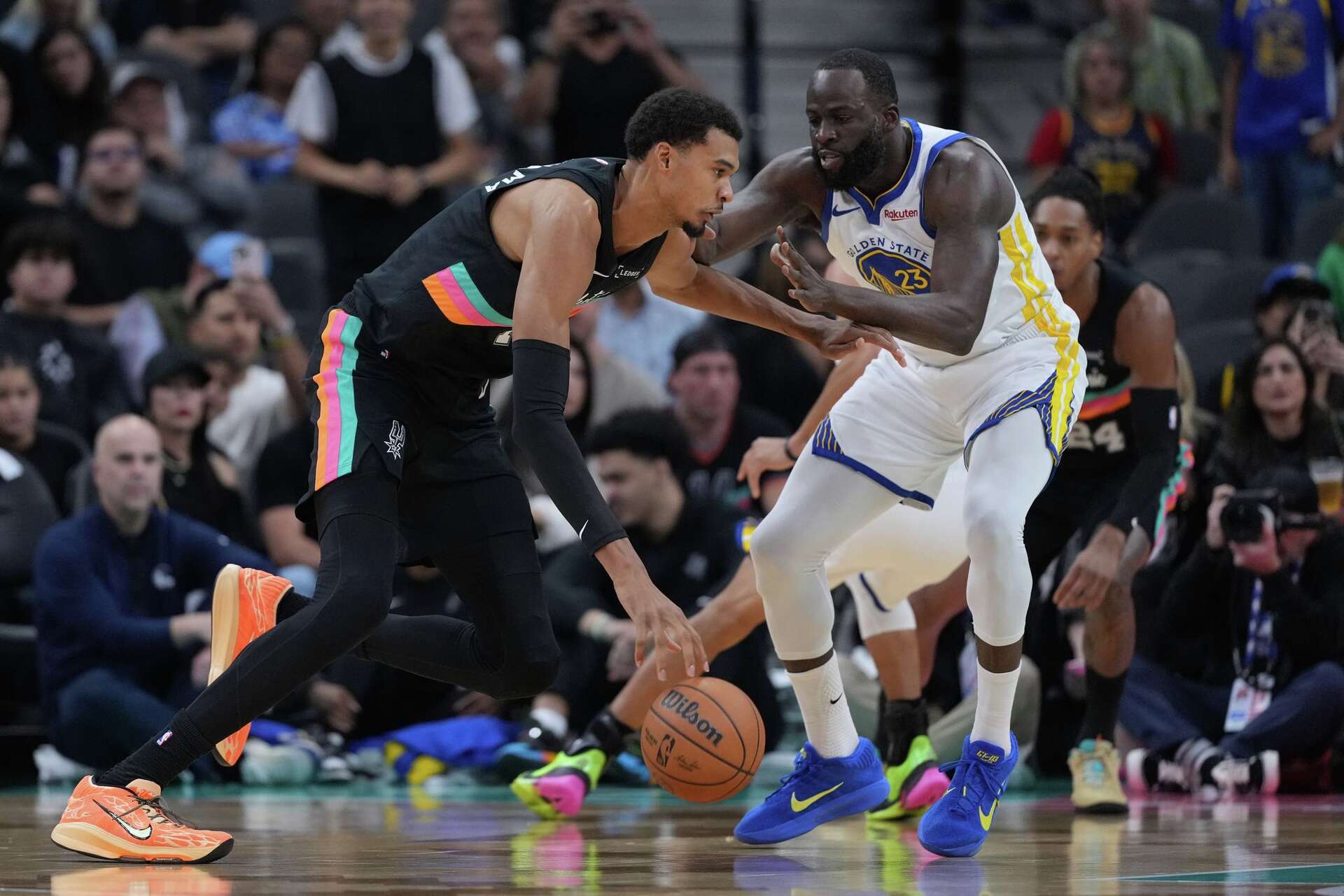 Steph Curry pours in 46 as Warriors hand Spurs their first home loss