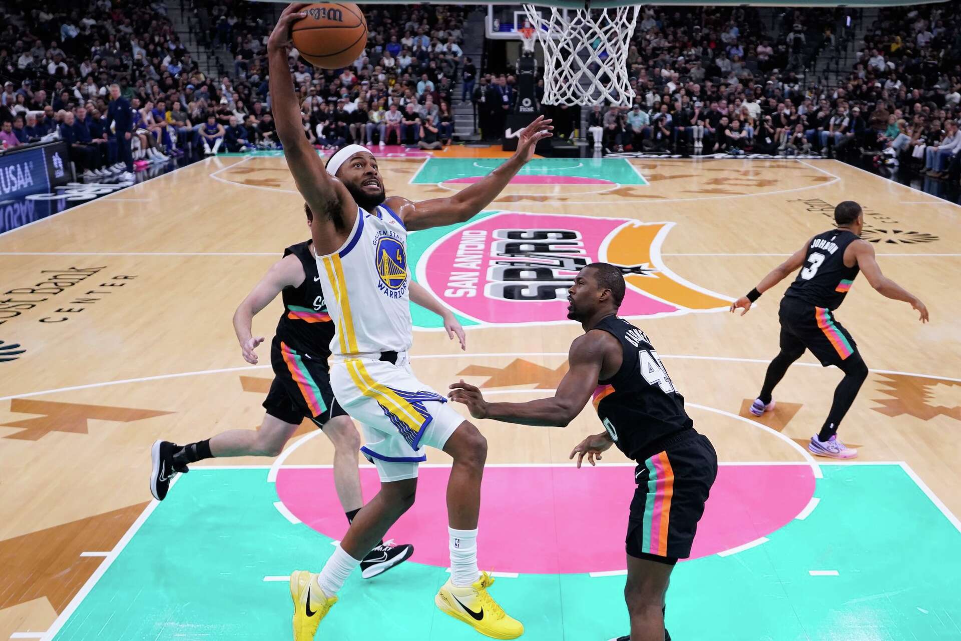 Steph Curry pours in 46 as Warriors hand Spurs their first home loss