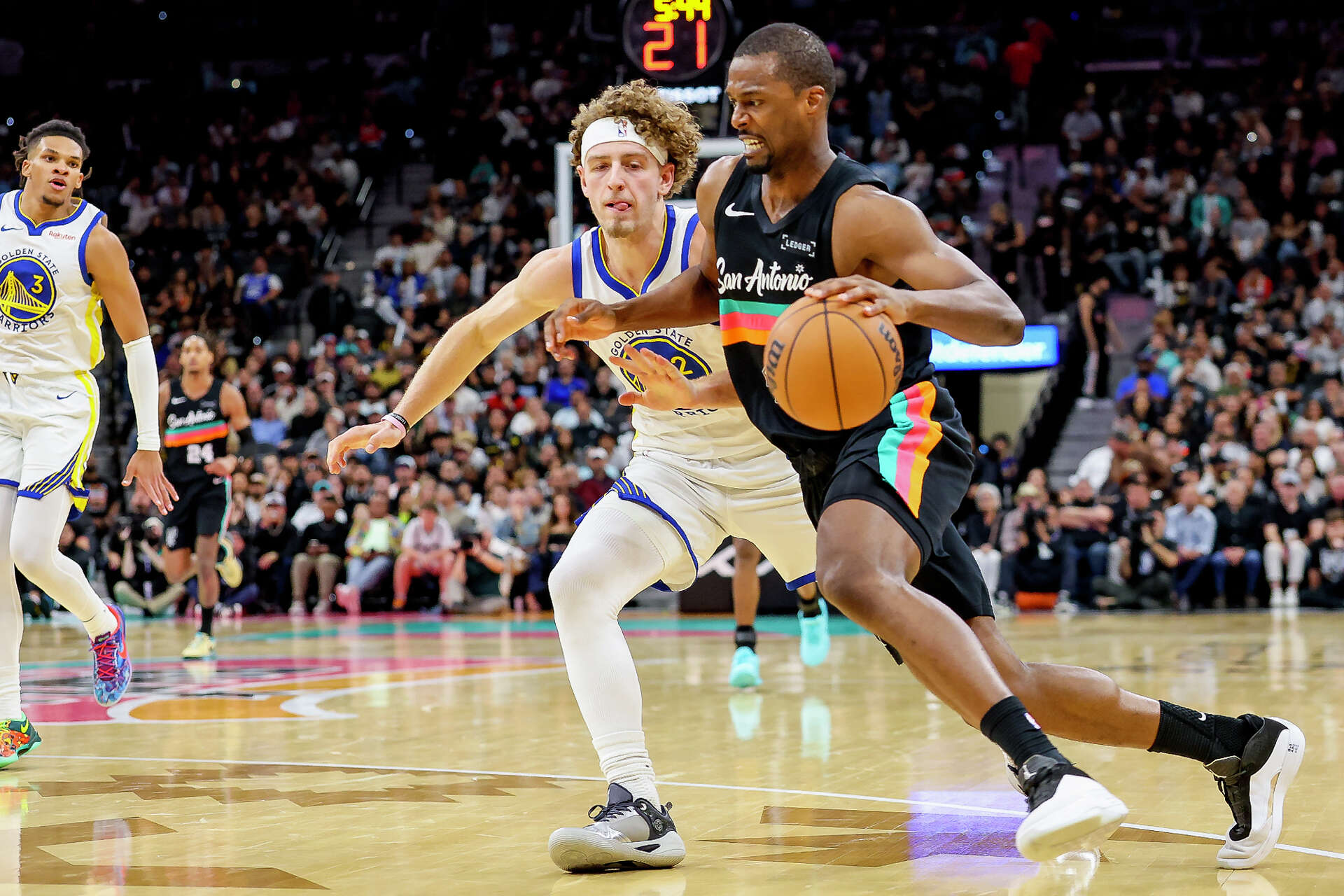 How Spurs' Harrison Barnes became the NBA's version of Forrest Gump
