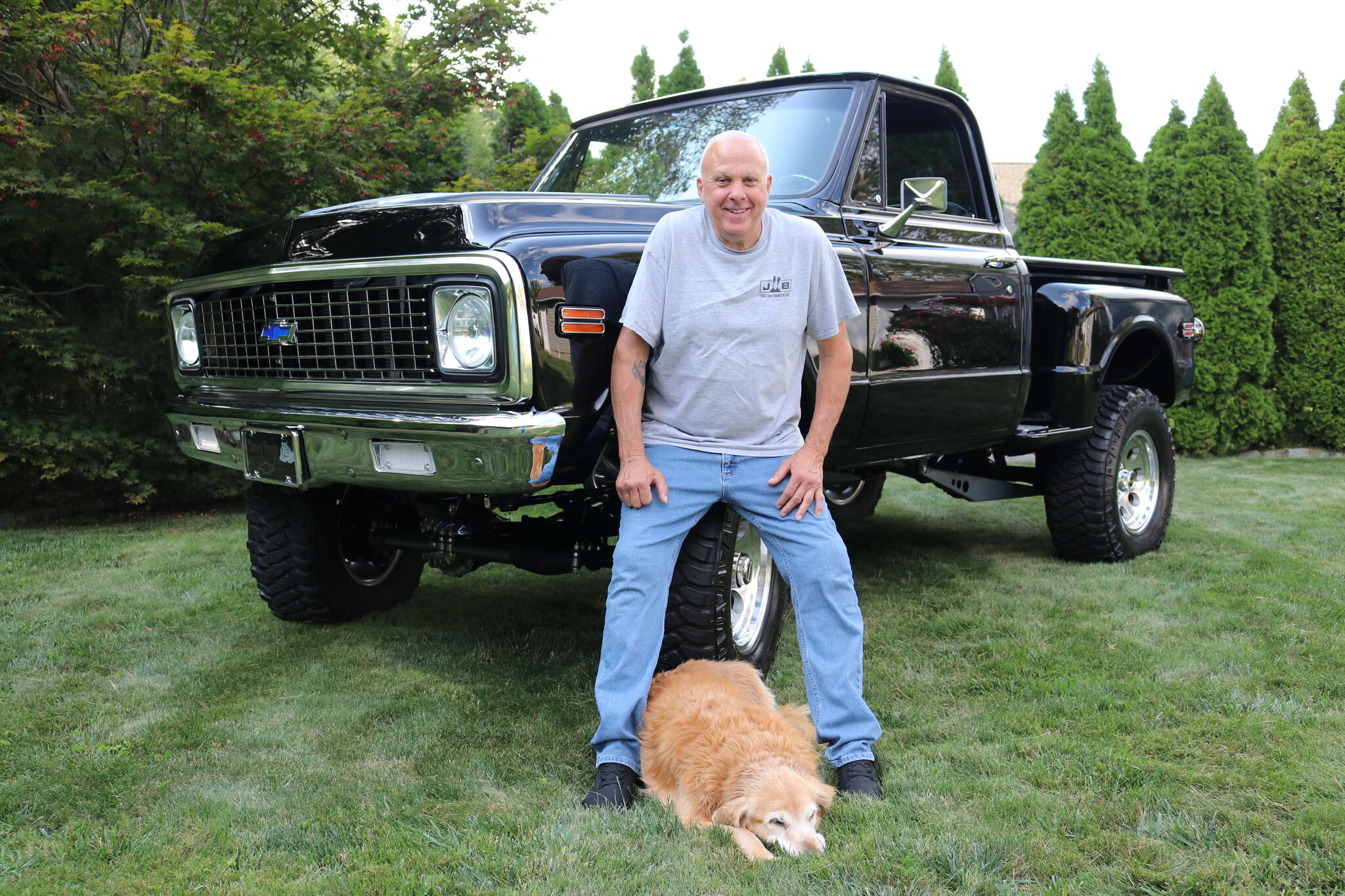 A flooded restaurant in Thailand brings delight with swimming fish ...