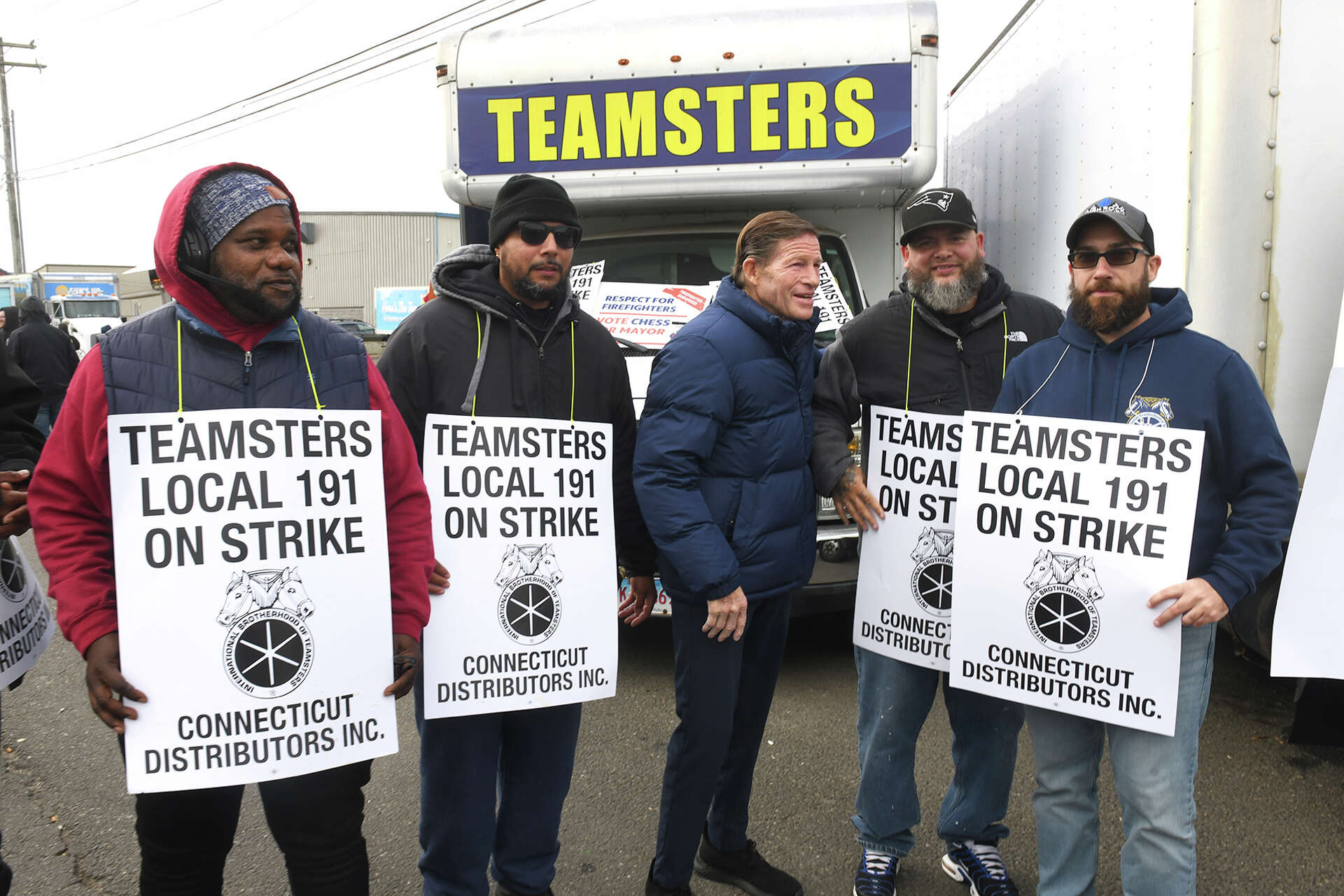Blumenthal visits striking workers at CT alcohol distributor