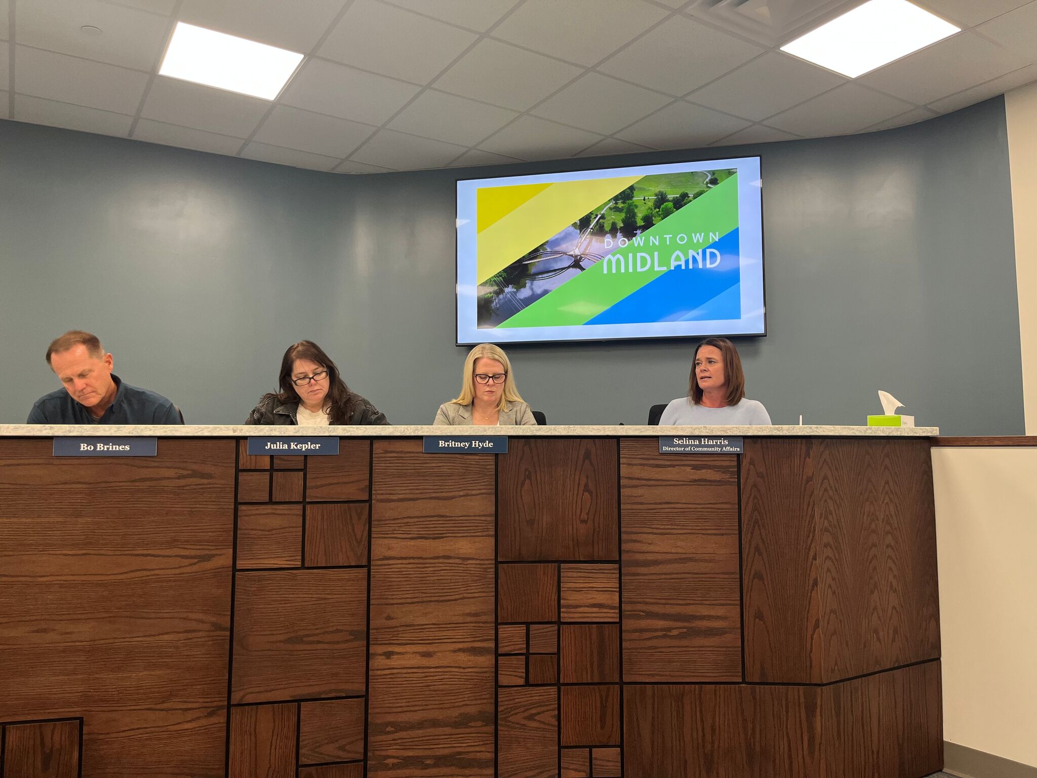 A flooded restaurant in Thailand brings delight with swimming fish ...