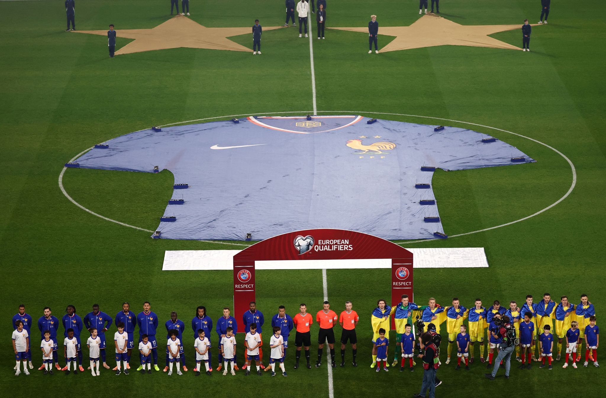 Players and fans remember victims of 2015 Paris terror attacks before ...