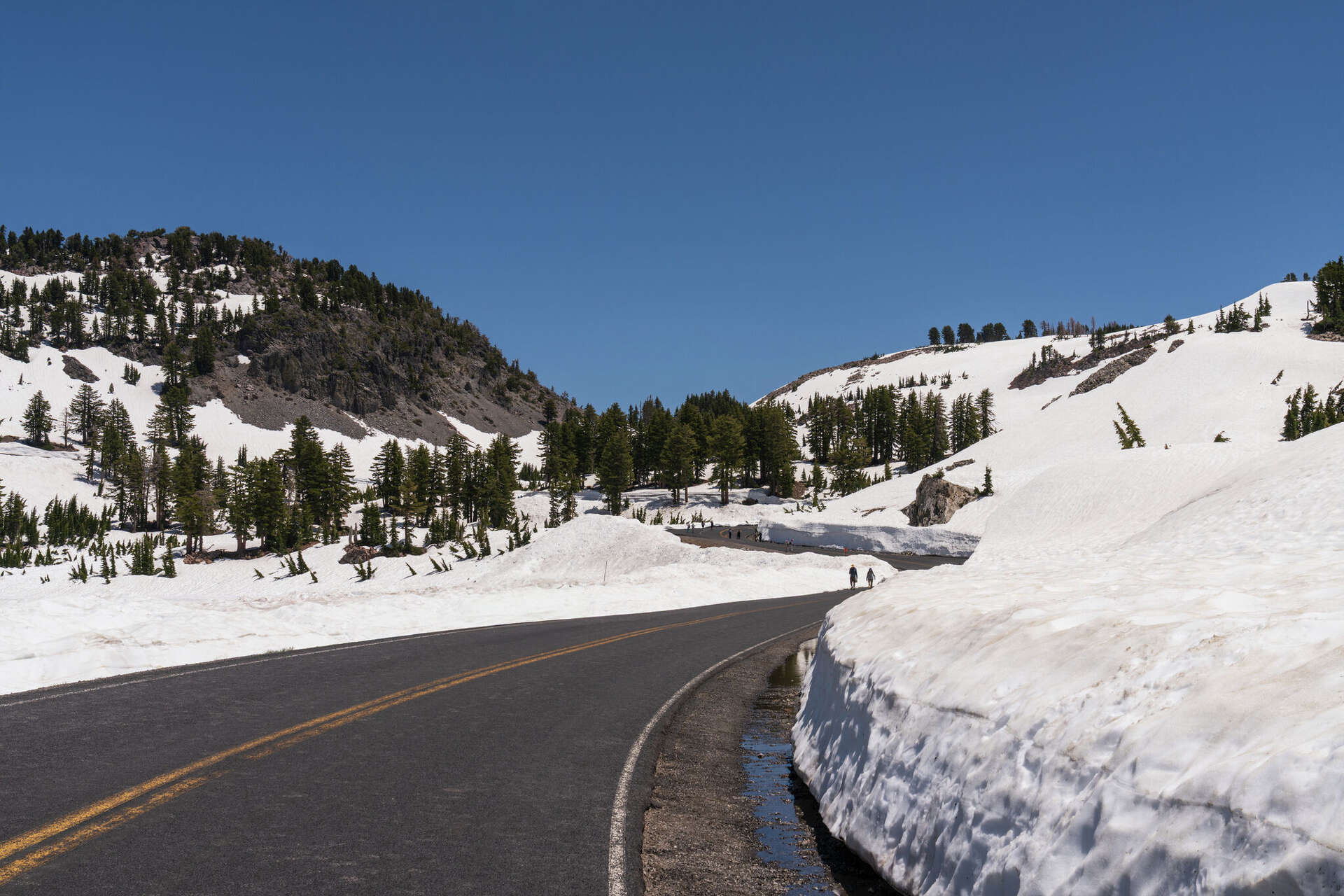 Main highway through California national park closes due to snow, ice