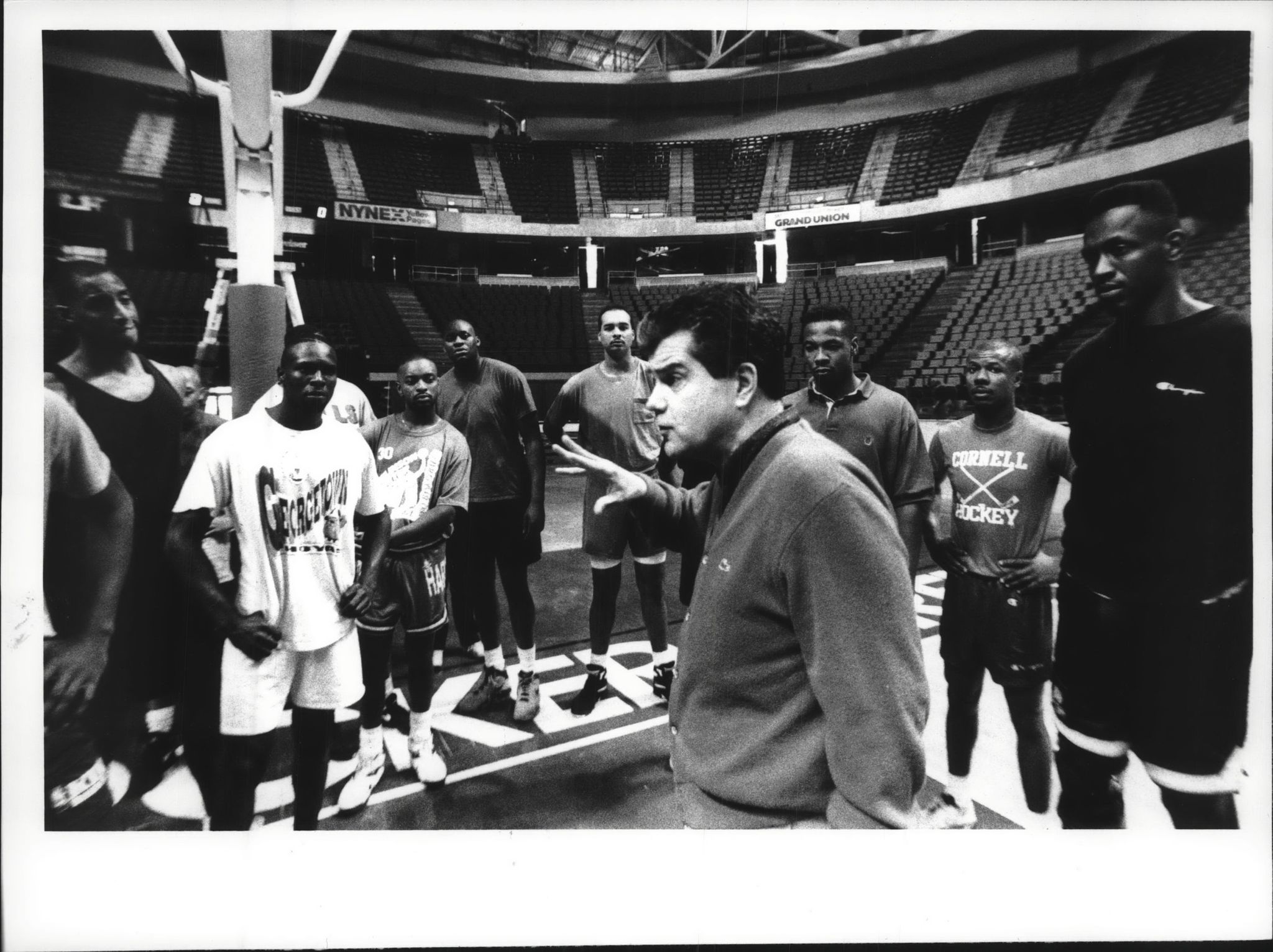 Kevin Mackey, basketball coach and player, dies at 80