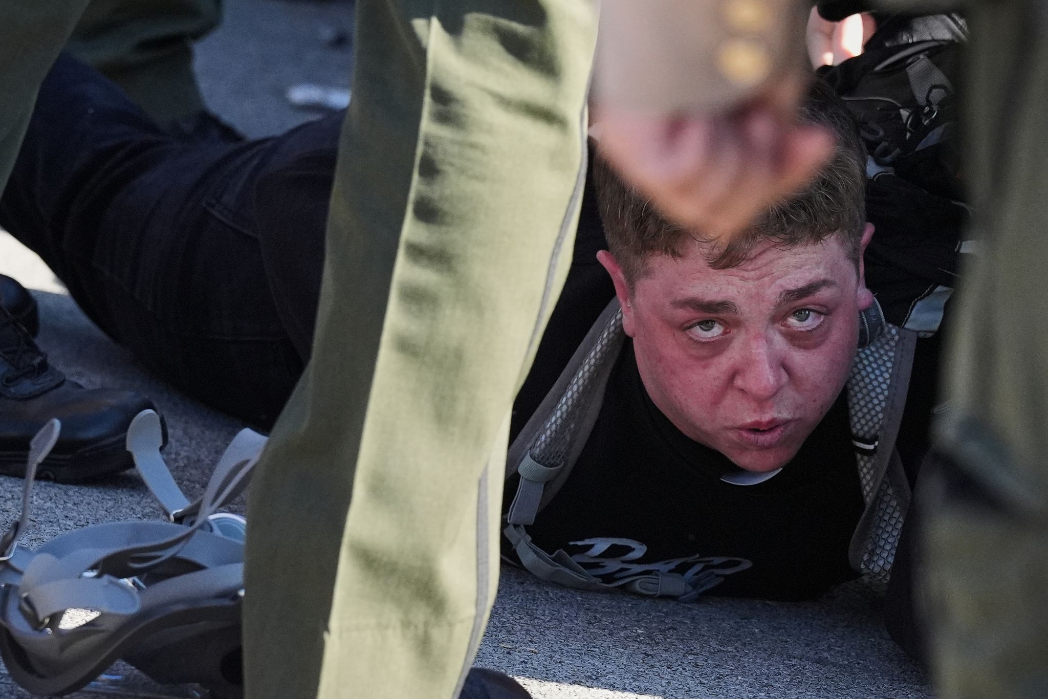 Photos of protesters clashing with police outside Chicago immigration ...