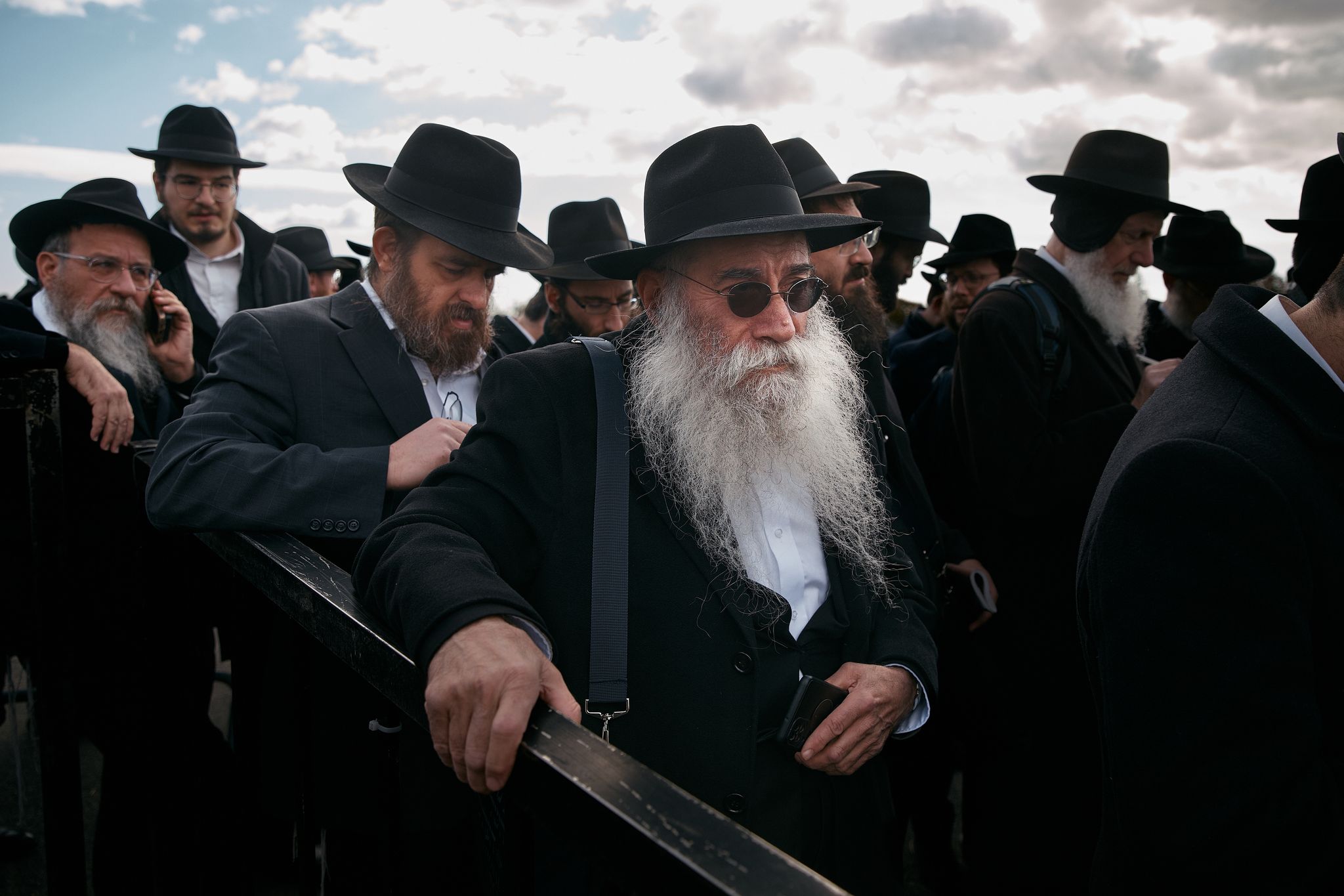 Photos of Hasidic Jewish rabbis praying at resting place of 'the Rebbe ...