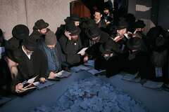 Photos of Hasidic Jewish rabbis praying at resting place of 'the Rebbe ...