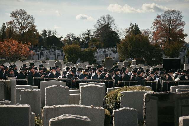 Photos of Hasidic Jewish rabbis praying at resting place of 'the Rebbe ...
