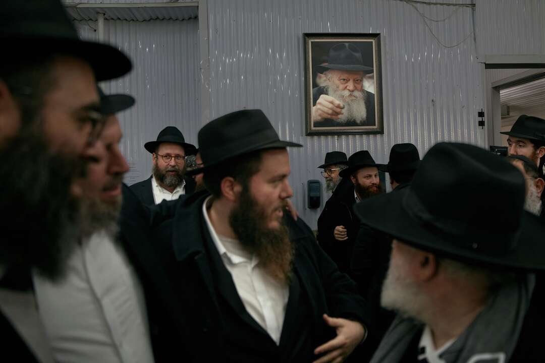 Photos of Hasidic Jewish rabbis praying at resting place of 'the Rebbe ...