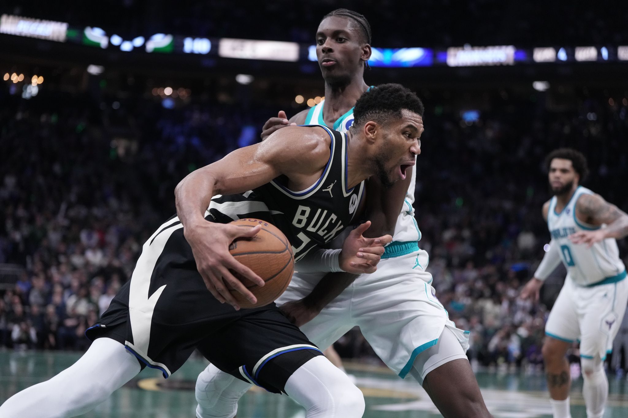 Antetokounmpo regresa y Bucks vencen 147-134 a Knueppel y los Hornets ...