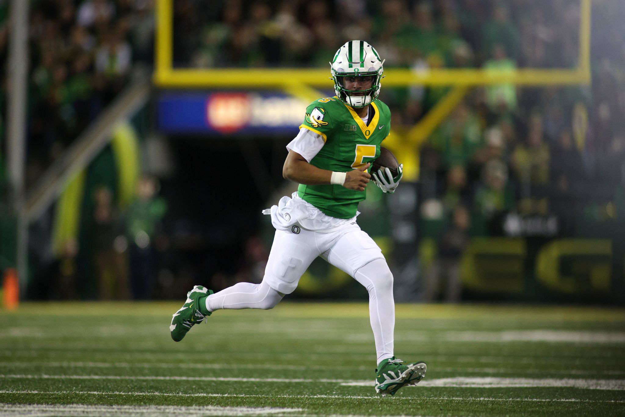 Dante Moore throws for 2 touchdowns and No. 7 Oregon routs Minnesota 42-13