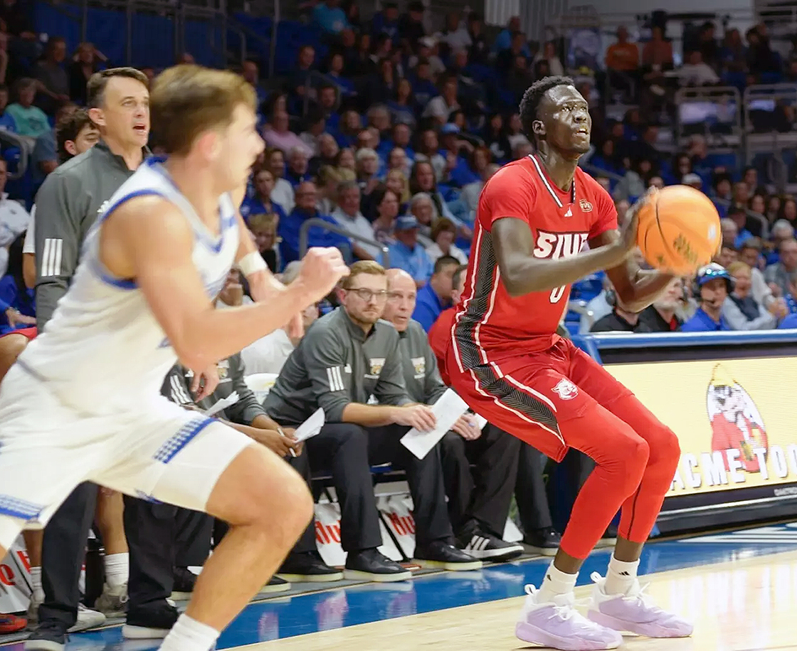 SIUE stuns Drake as Ring Malith hits game-winner, 61-59