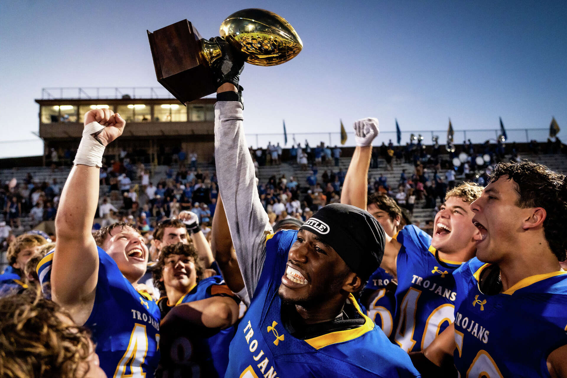 High school football: Anderson tops Friendswood in 5A DI playoffs