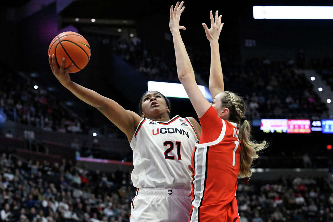 Sarah Strong dominates in UConn victory over Ohio State