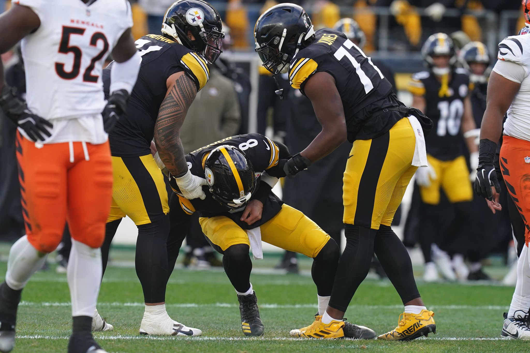 Steelers QB Aaron Rodgers practices with a brace on his broken wrist ...
