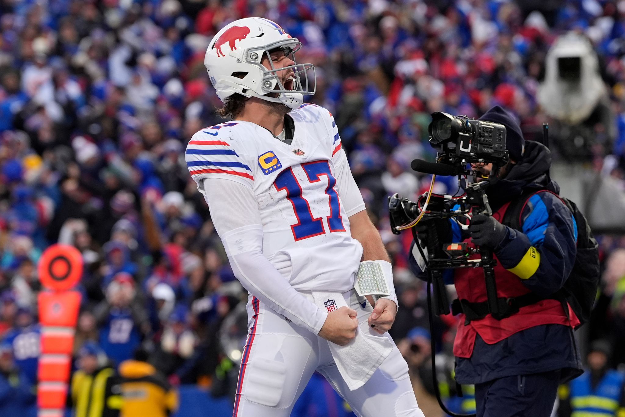 Josh Allen dominates with 6 TDs pushing Bills past Buccaneers 44-32