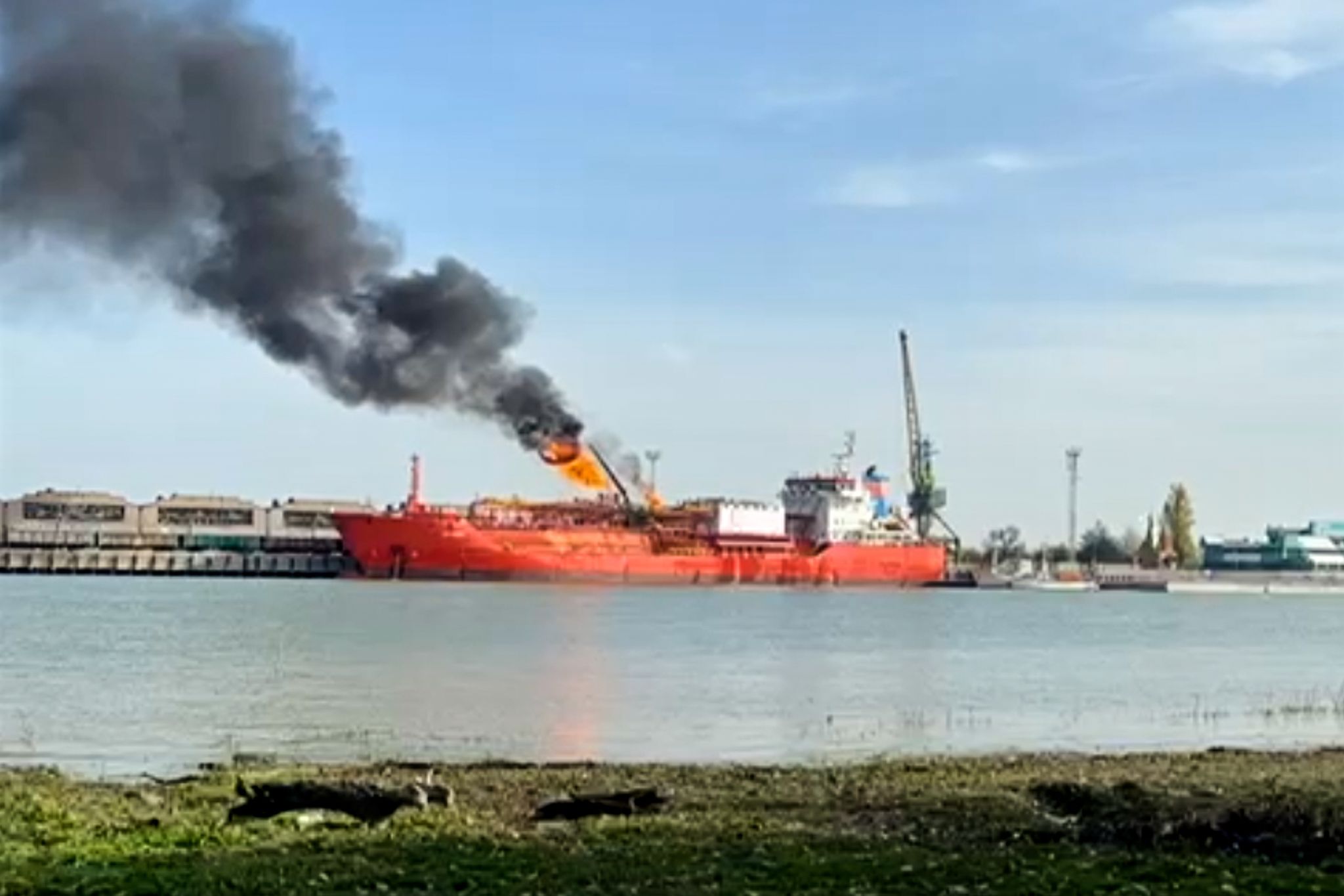 Ataque con dron impacta petrolero turco en Odesa, Ucrania, donde ...