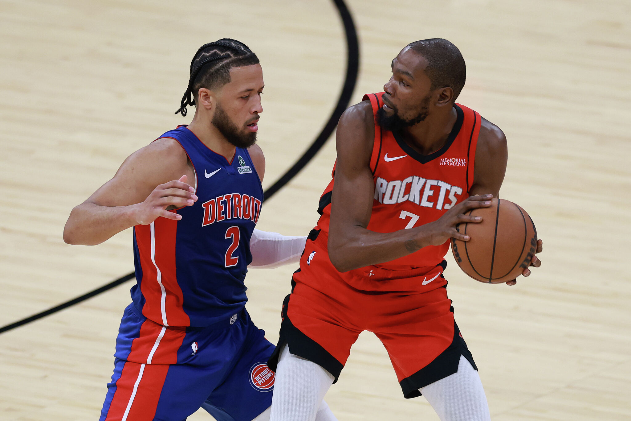 Kevin Durant assists Cade Cunningham with Nike signature shoe advice