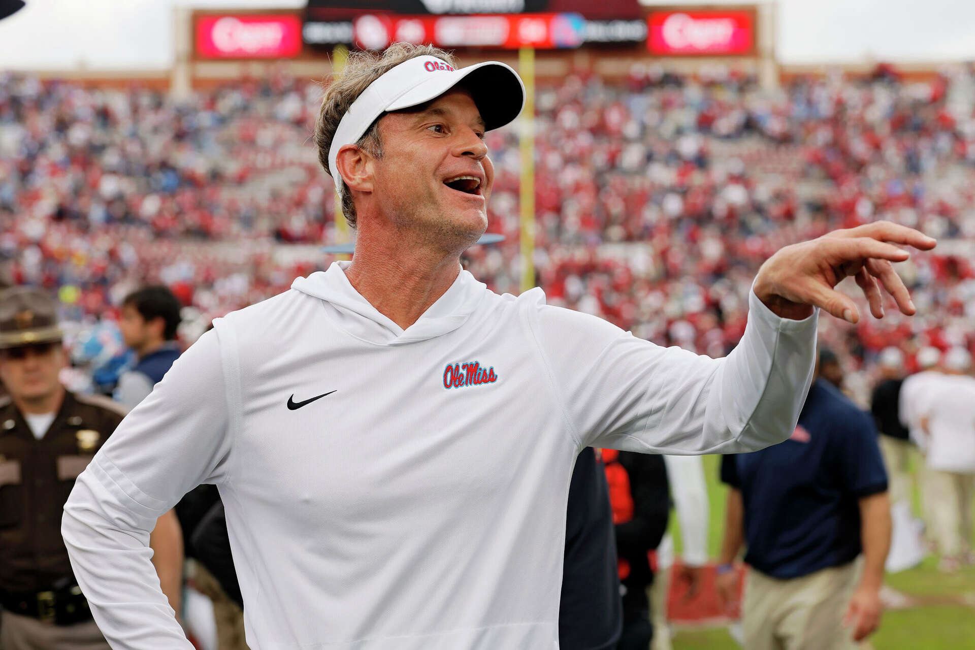 LSU arranges private jet for Lane Kiffin’s family amid coaching pitch