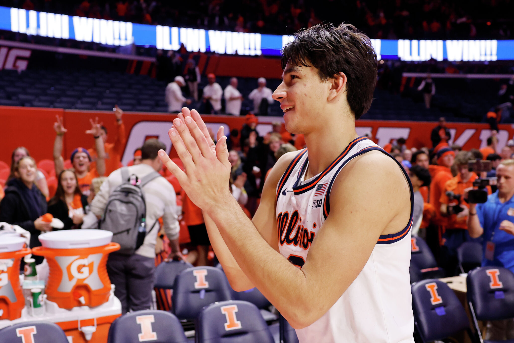 Illinois' Andrej Stojakovic dunk gets United Center crowd on its feet