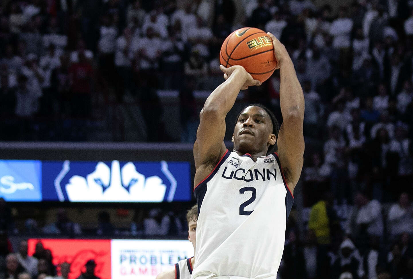 UConn men's basketball team rises in AP Top 25 poll