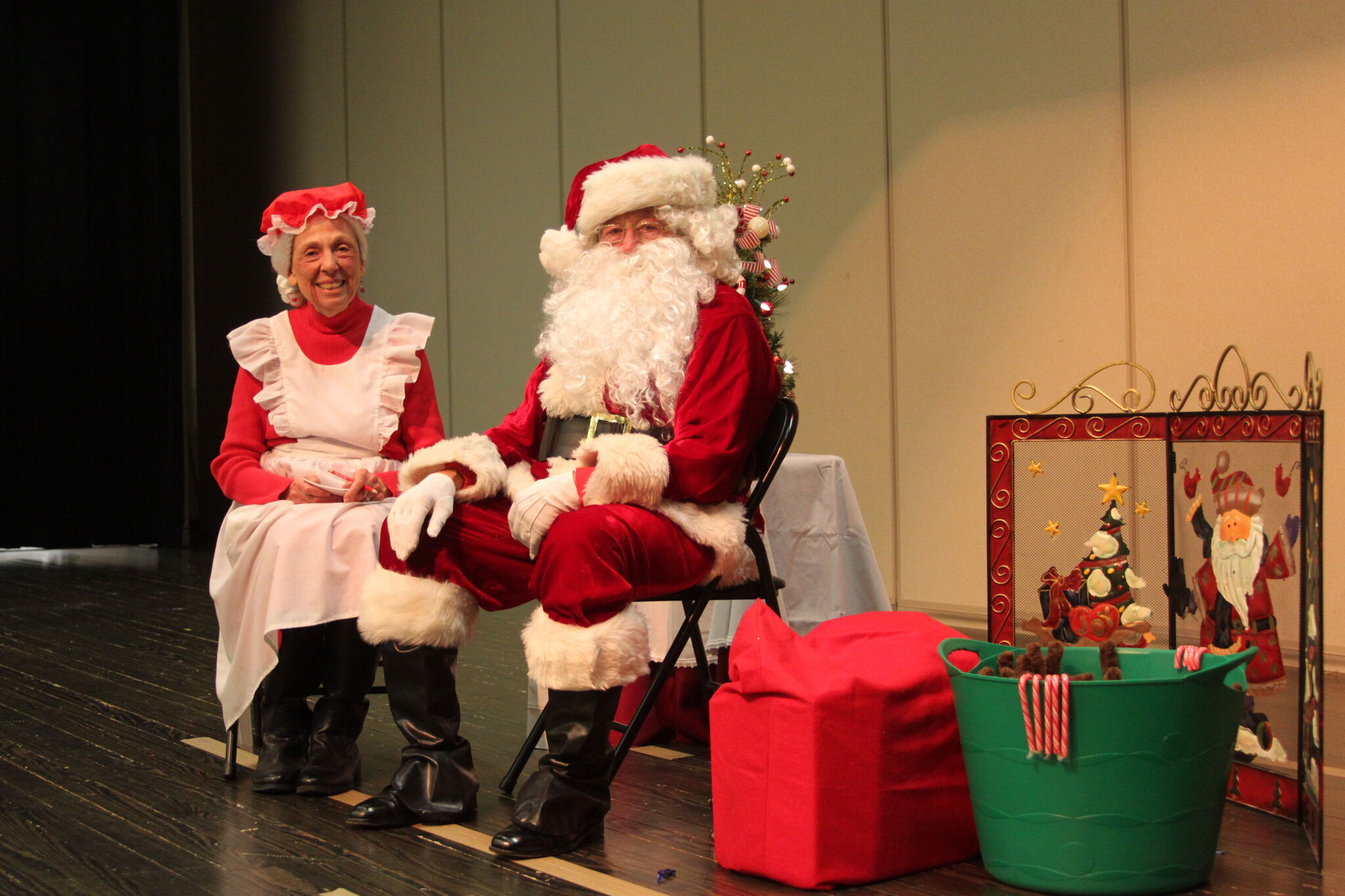 Santa and Mrs. Claus visit Onekama Dec. 6, free event
